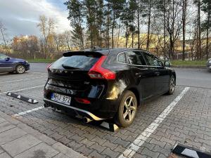 Black Volvo V40 2015 in Vilnius, with an engine capacity of 1.97 L and mileage of 280 thousand km for 3400 €, photo 6 on AUTOMOTO.COM.LV