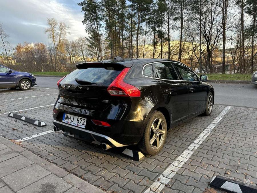 Black Volvo V40 2015 in Vilnius, with an engine capacity of 1.97 L and mileage of 280 thousand km for 3400 €, photo 6 on AUTOMOTO.COM.LV