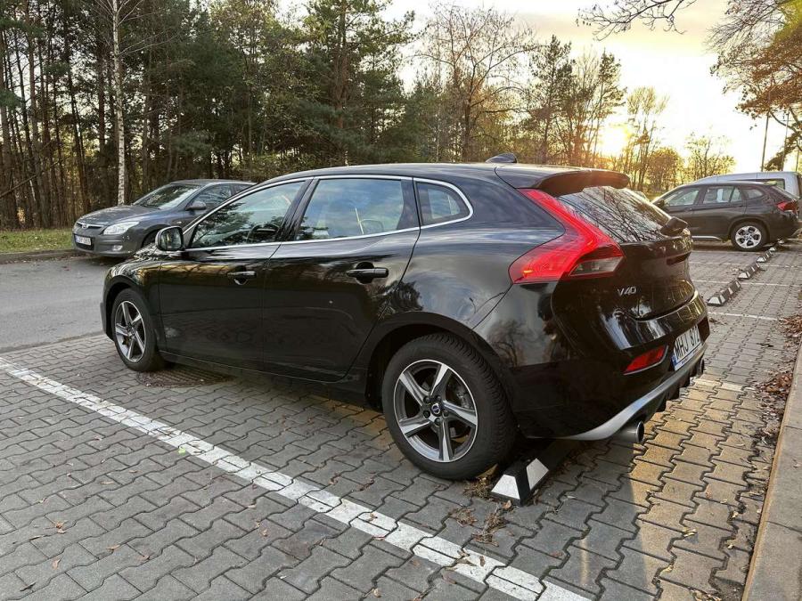 Black Volvo V40 2015 in Vilnius, with an engine capacity of 1.97 L and mileage of 280 thousand km for 3400 €, photo 7 on AUTOMOTO.COM.LV