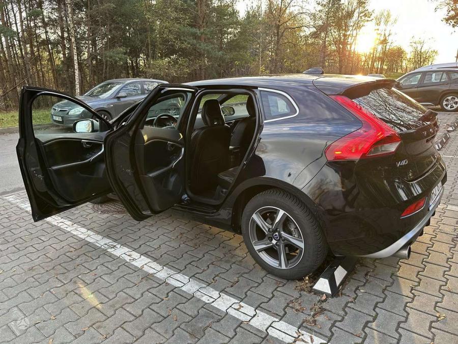 Black Volvo V40 2015 in Vilnius, with an engine capacity of 1.97 L and mileage of 280 thousand km for 3400 €, photo 8 on AUTOMOTO.COM.LV
