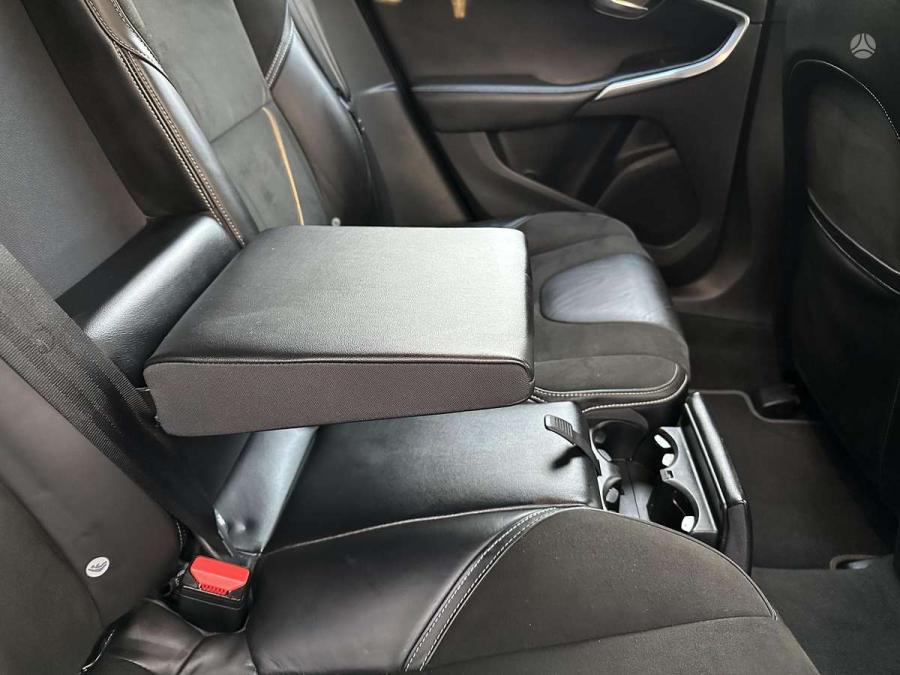 Black Volvo V40 2015 in Vilnius, with an engine capacity of 1.97 L and mileage of 280 thousand km for 3400 €, photo 13 on AUTOMOTO.COM.LV