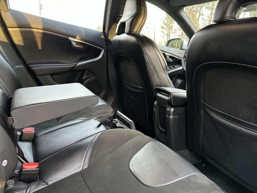 Black Volvo V40 2015 in Vilnius, with an engine capacity of 1.97 L and mileage of 280 thousand km for 3400 €, photo 14 on AUTOMOTO.COM.LV