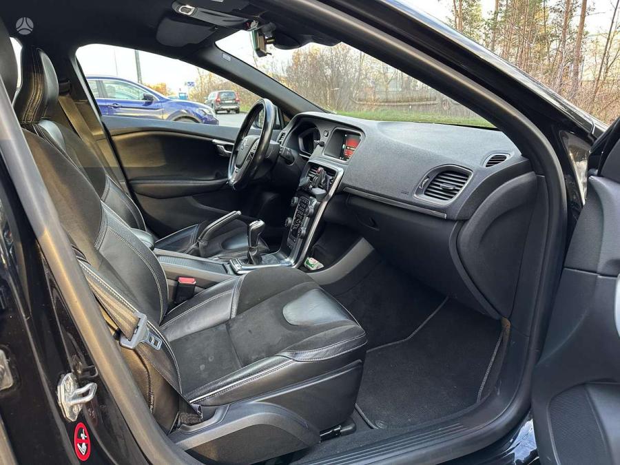 Black Volvo V40 2015 in Vilnius, with an engine capacity of 1.97 L and mileage of 280 thousand km for 3400 €, photo 15 on AUTOMOTO.COM.LV