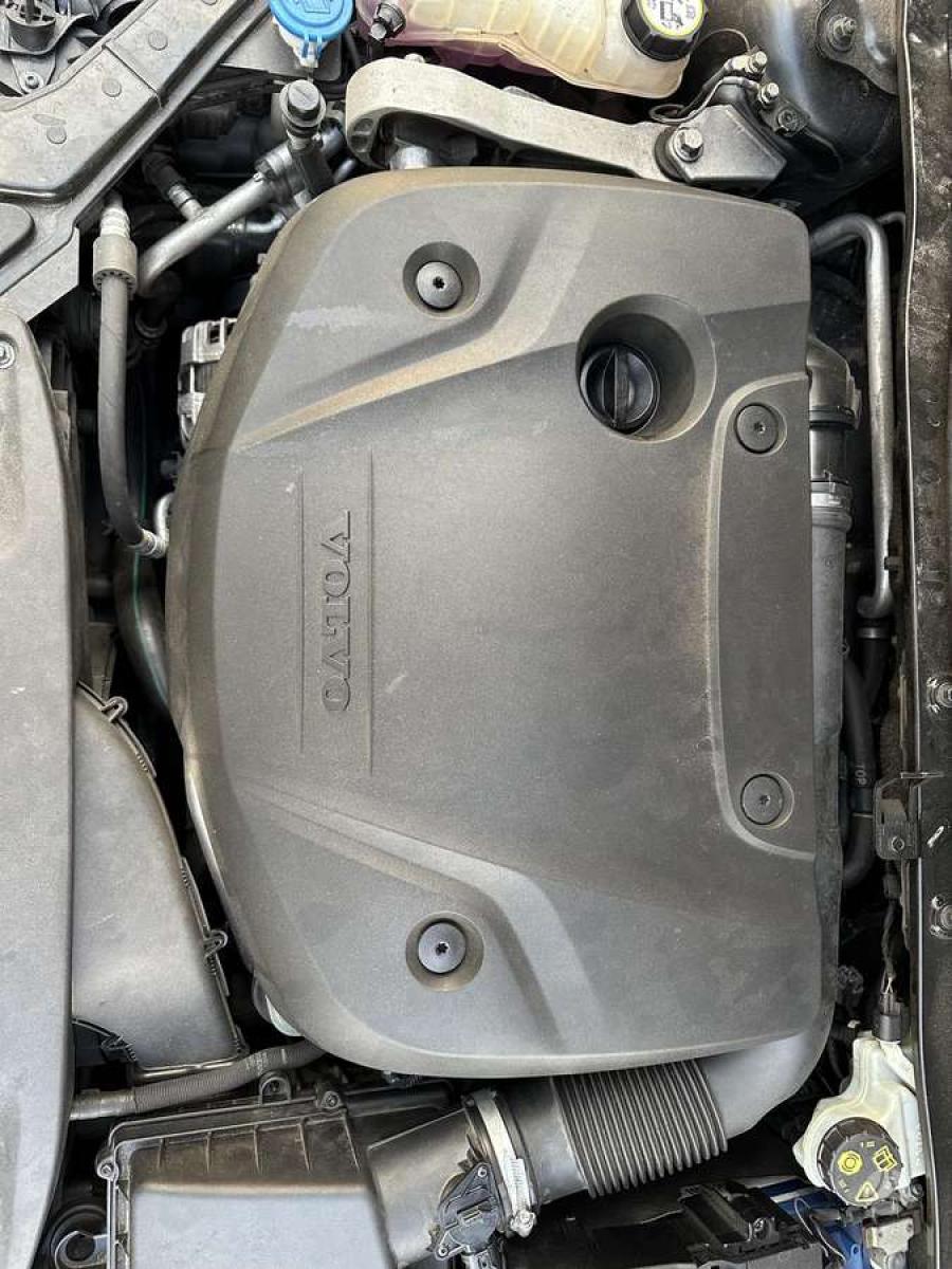 Black Volvo V40 2015 in Vilnius, with an engine capacity of 1.97 L and mileage of 280 thousand km for 3400 €, photo 19 on AUTOMOTO.COM.LV