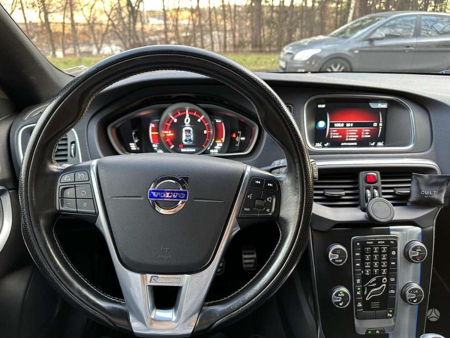Black Volvo V40 2015 in Vilnius, with an engine capacity of 1.97 L and mileage of 280 thousand km for 3400 €, photo 20 on AUTOMOTO.COM.LV