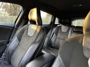 Black Volvo V40 2015 in Vilnius, with an engine capacity of 1.97 L and mileage of 280 thousand km for 3400 €, photo 21 on AUTOMOTO.COM.LV