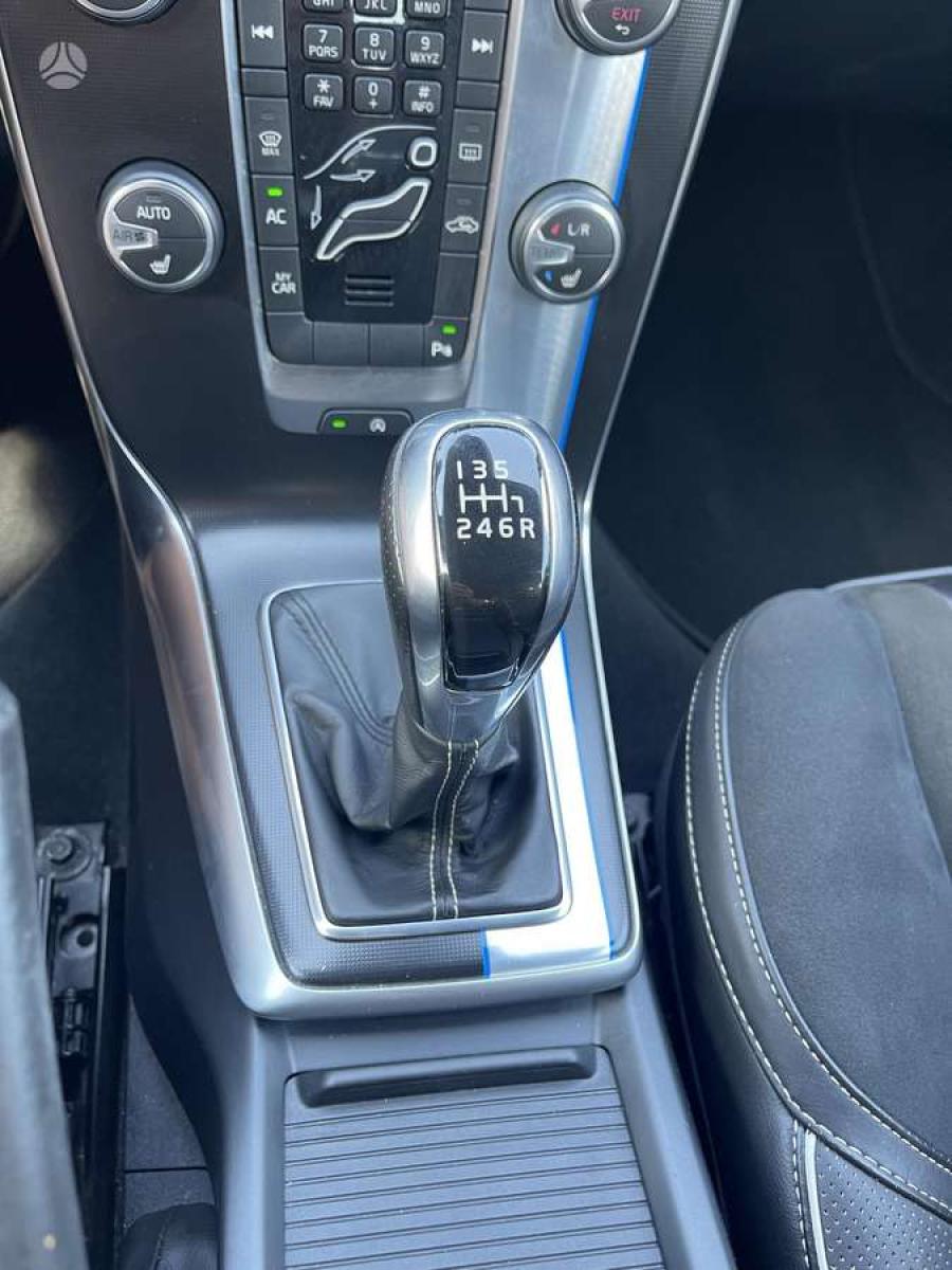 Melns Volvo V40 2015 Kauņa, ar dzinēja tilpumu 1.97 L un nobraukumu 258 tūkst. km par 6250 €, foto 24 vietnē AUTOMOTO.COM.LV