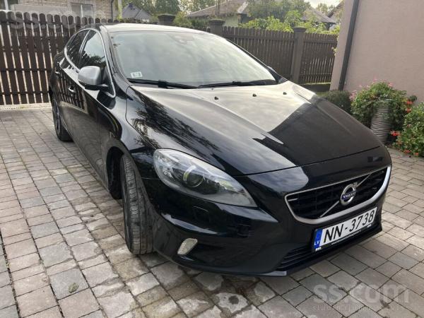 Melns Volvo V40 2015 Jelgava, ar dzinēja tilpumu 2.00 L un nobraukumu 224 tūkst. km par 6800 €, foto 1 vietnē AUTOMOTO.COM.LV