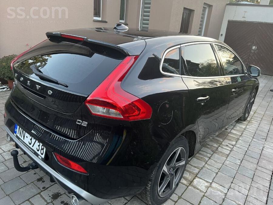 Melns Volvo V40 2015 Jelgava, ar dzinēja tilpumu 2.00 L un nobraukumu 224 tūkst. km par 6800 €, foto 4 vietnē AUTOMOTO.COM.LV