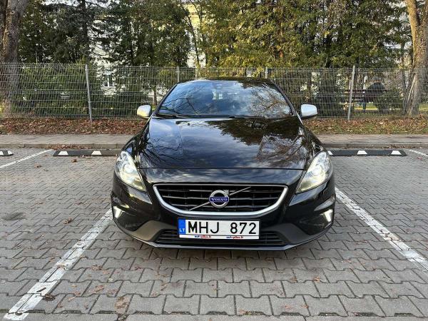 Черный Вольво В40 2015 в Вильнюс, объемом двигателя 1.97 л и пробегом 280 тыс. км за 3200 €, фото 1 на AUTOMOTO.COM.LV