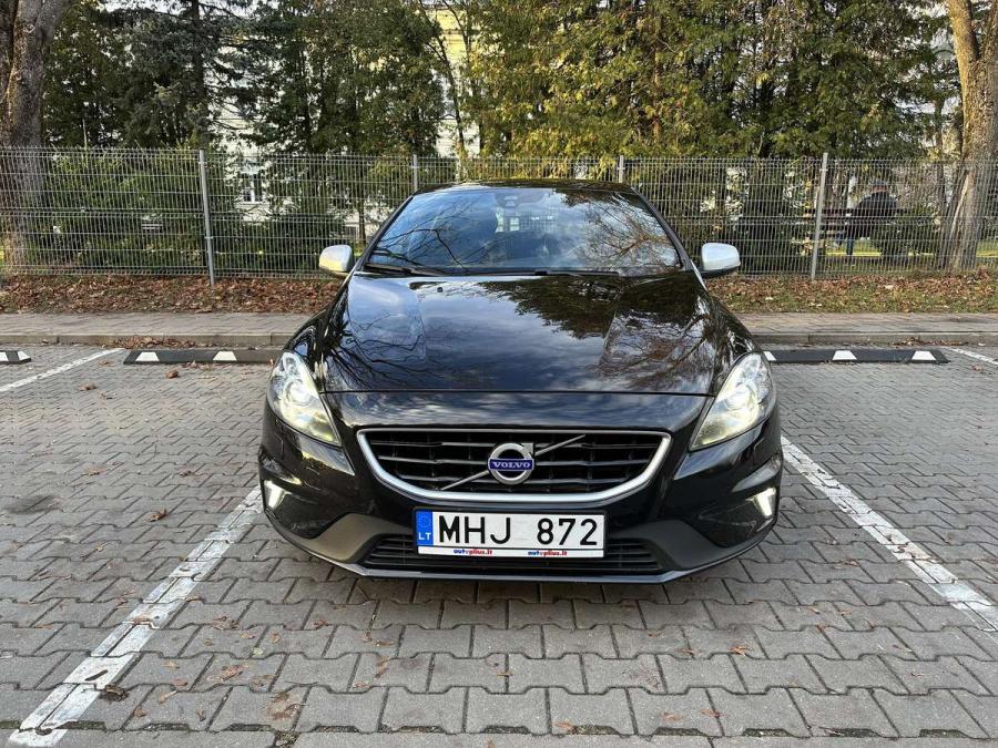 Melns Volvo V40 2015 Viļņa, ar dzinēja tilpumu 1.97 L un nobraukumu 280 tūkst. km par 3200 €, foto 1 vietnē AUTOMOTO.COM.LV