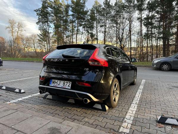 Черный Вольво В40 2015 в Вильнюс, объемом двигателя 1.97 л и пробегом 280 тыс. км за 3200 €, фото 4 на AUTOMOTO.COM.LV