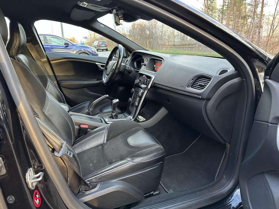 Melns Volvo V40 2015 Viļņa, ar dzinēja tilpumu 1.97 L un nobraukumu 280 tūkst. km par 3200 €, foto 15 vietnē AUTOMOTO.COM.LV