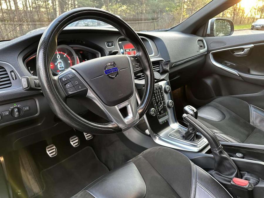 Melns Volvo V40 2015 Viļņa, ar dzinēja tilpumu 1.97 L un nobraukumu 280 tūkst. km par 3200 €, foto 17 vietnē AUTOMOTO.COM.LV
