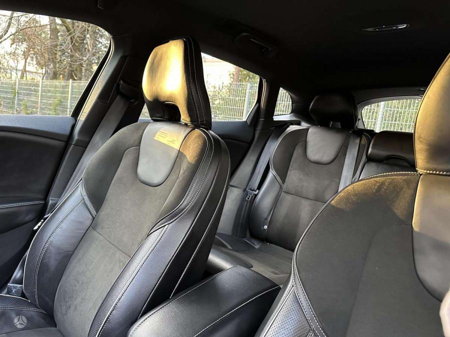 Melns Volvo V40 2015 Viļņa, ar dzinēja tilpumu 1.97 L un nobraukumu 280 tūkst. km par 3200 €, foto 21 vietnē AUTOMOTO.COM.LV