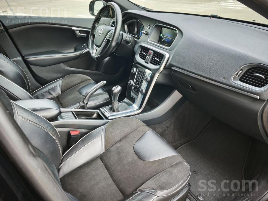 Black Volvo V40 2015 in Riga, with an engine capacity of 2.00 L and mileage of 0 thousand km for 6700 €, photo 9 on AUTOMOTO.COM.LV