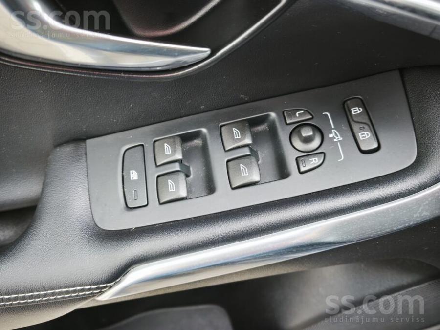 Black Volvo V40 2015 in Riga, with an engine capacity of 2.00 L and mileage of 0 thousand km for 6700 €, photo 12 on AUTOMOTO.COM.LV