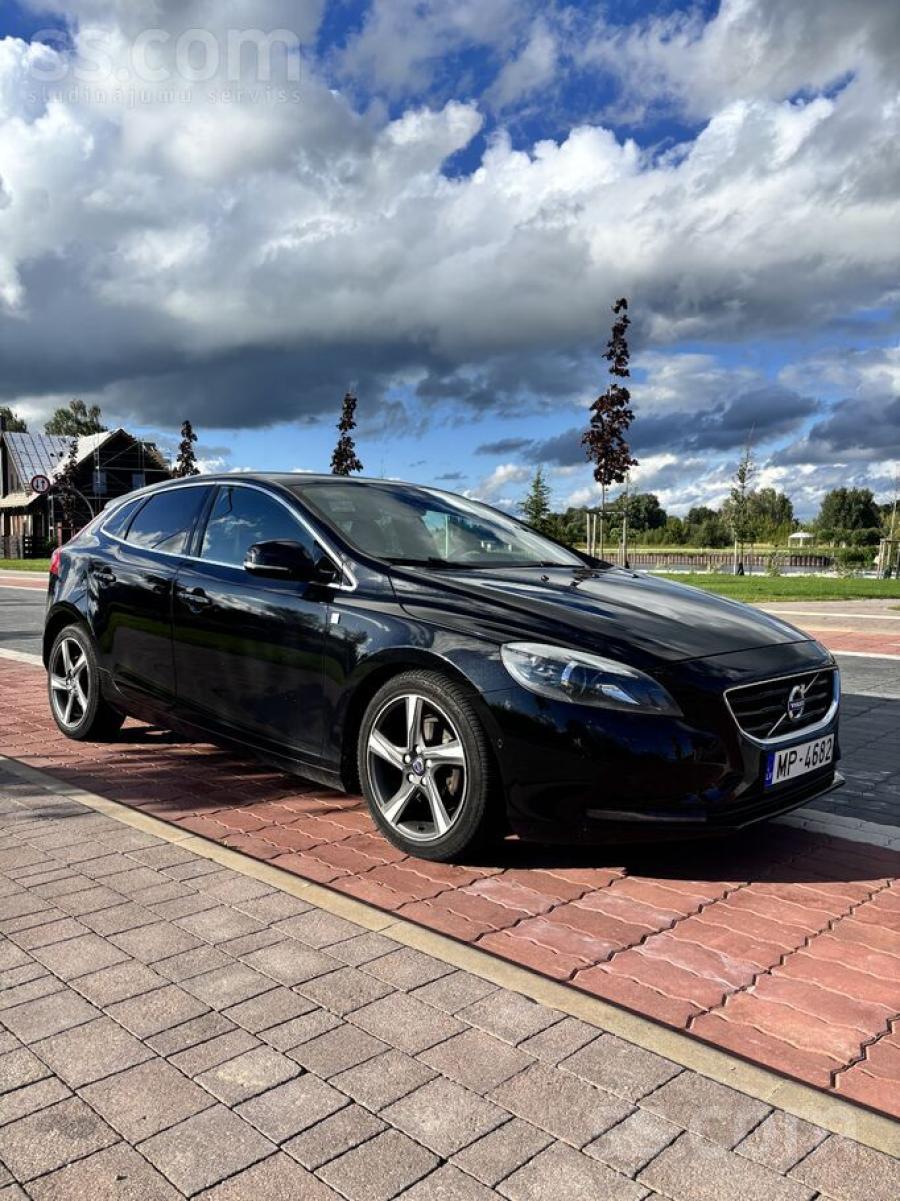 Melns Volvo V40 2015 Jelgava, ar dzinēja tilpumu 2.00 L un nobraukumu 251 tūkst. km par 5699 €, foto 1 vietnē AUTOMOTO.COM.LV