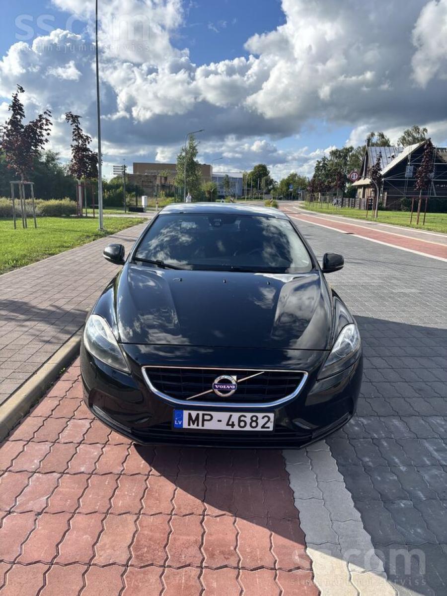 Melns Volvo V40 2015 Jelgava, ar dzinēja tilpumu 2.00 L un nobraukumu 251 tūkst. km par 5699 €, foto 3 vietnē AUTOMOTO.COM.LV