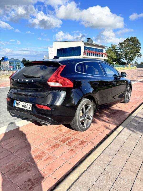 Black Volvo V40 2015 in Jelgava, with an engine capacity of 2.00 L and mileage of 251 thousand km for 5699 €, photo 4 on AUTOMOTO.COM.LV