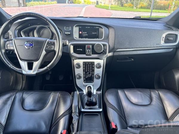Black Volvo V40 2015 in Jelgava, with an engine capacity of 2.00 L and mileage of 251 thousand km for 5699 €, photo 7 on AUTOMOTO.COM.LV