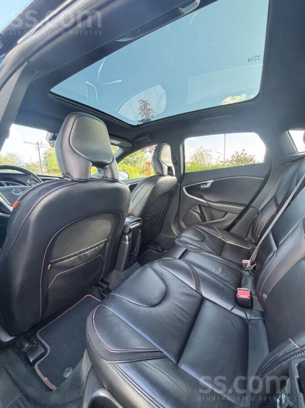 Black Volvo V40 2015 in Jelgava, with an engine capacity of 2.00 L and mileage of 251 thousand km for 5699 €, photo 8 on AUTOMOTO.COM.LV