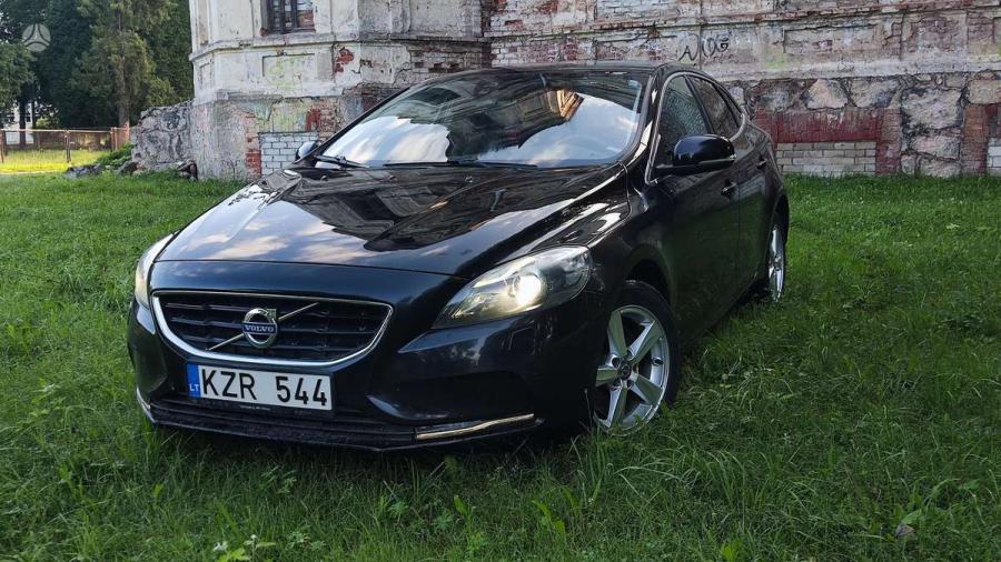 Melns Volvo V40 2015 Viļņa, ar dzinēja tilpumu 1.97 L un nobraukumu 235 tūkst. km par 6900 €, foto 1 vietnē AUTOMOTO.COM.LV