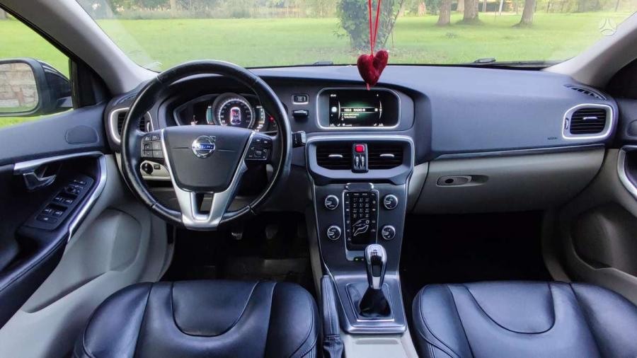 Melns Volvo V40 2015 Viļņa, ar dzinēja tilpumu 1.97 L un nobraukumu 235 tūkst. km par 6900 €, foto 13 vietnē AUTOMOTO.COM.LV