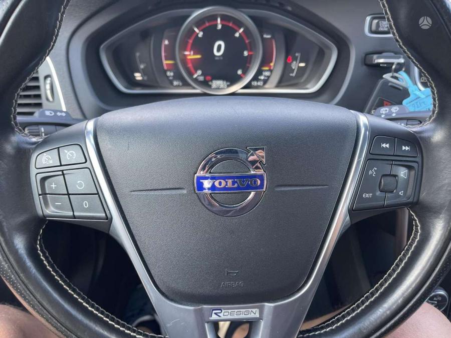 Black Volvo V40 2015 in Kaunas, with an engine capacity of 1.97 L and mileage of 258 thousand km for 5950 €, photo 20 on AUTOMOTO.COM.LV