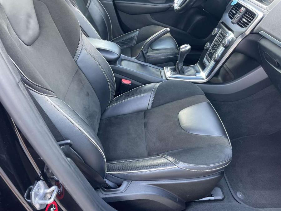 Black Volvo V40 2015 in Kaunas, with an engine capacity of 1.97 L and mileage of 258 thousand km for 5950 €, photo 29 on AUTOMOTO.COM.LV