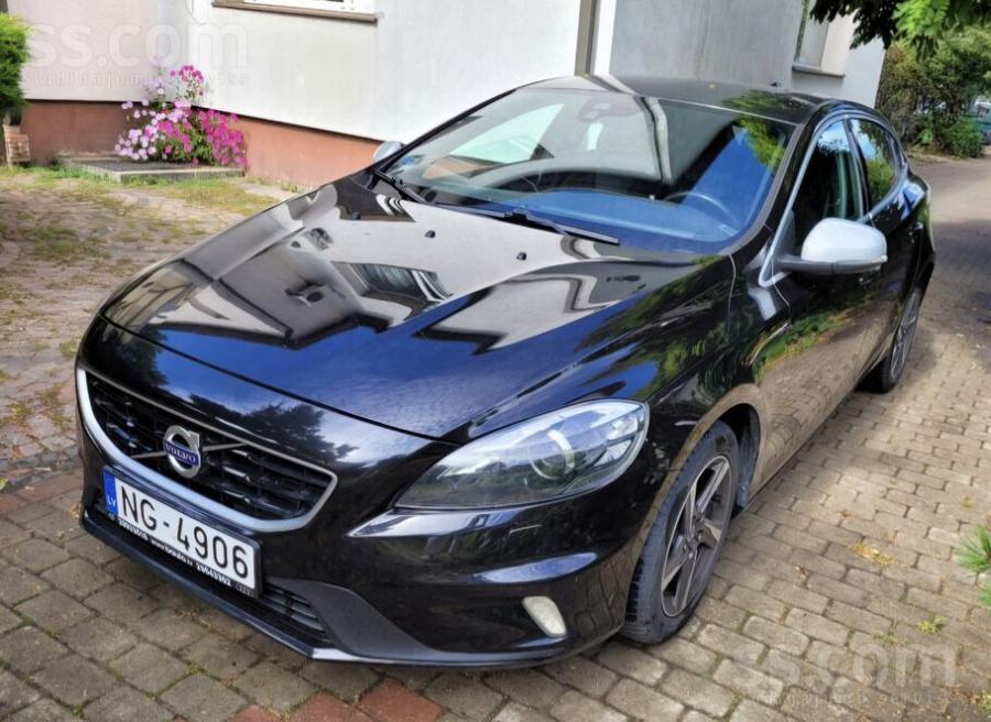 Black Volvo V40 2015 in Riga, with an engine capacity of 2.00 L and mileage of 248 thousand km for 7700 €, photo 1 on AUTOMOTO.COM.LV