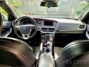 Black Volvo V40 2015 in Riga, with an engine capacity of 2.00 L and mileage of 248 thousand km for 7700 €, photo 4 on AUTOMOTO.COM.LV