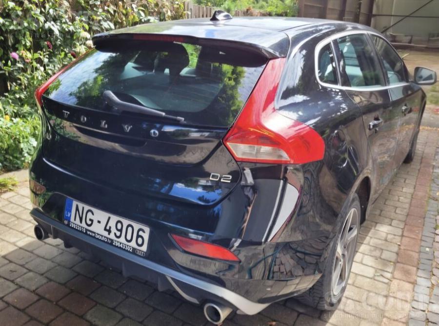 Black Volvo V40 2015 in Riga, with an engine capacity of 2.00 L and mileage of 248 thousand km for 7700 €, photo 6 on AUTOMOTO.COM.LV