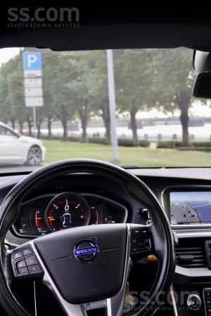 Black Volvo V40 2015 in Riga, with an engine capacity of 2.00 L and mileage of 190 thousand km for 7500 €, photo 4 on AUTOMOTO.COM.LV