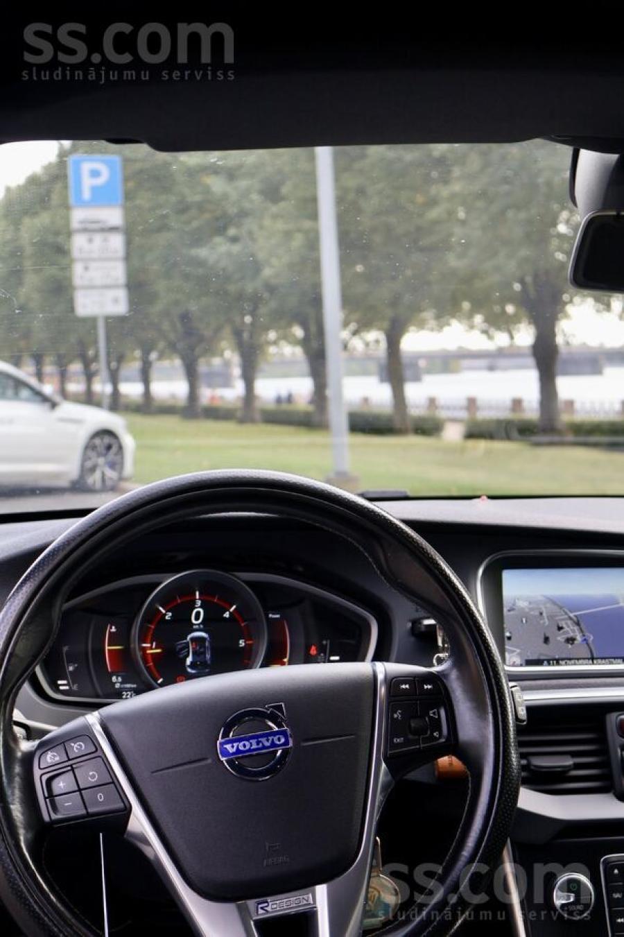 Black Volvo V40 2015 in Riga, with an engine capacity of 2.00 L and mileage of 190 thousand km for 7500 €, photo 4 on AUTOMOTO.COM.LV