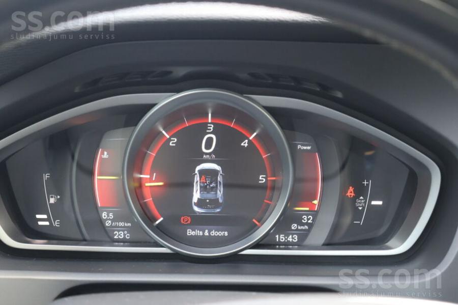 Black Volvo V40 2015 in Riga, with an engine capacity of 2.00 L and mileage of 190 thousand km for 7500 €, photo 8 on AUTOMOTO.COM.LV