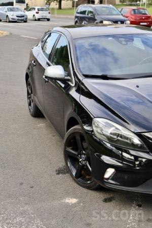 Black Volvo V40 2015 in Riga, with an engine capacity of 2.00 L and mileage of 190 thousand km for 7500 €, photo 9 on AUTOMOTO.COM.LV