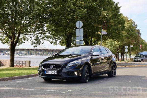 Black Volvo V40 2015 in Riga, with an engine capacity of 2.00 L and mileage of 190 thousand km for 7500 €, photo 10 on AUTOMOTO.COM.LV