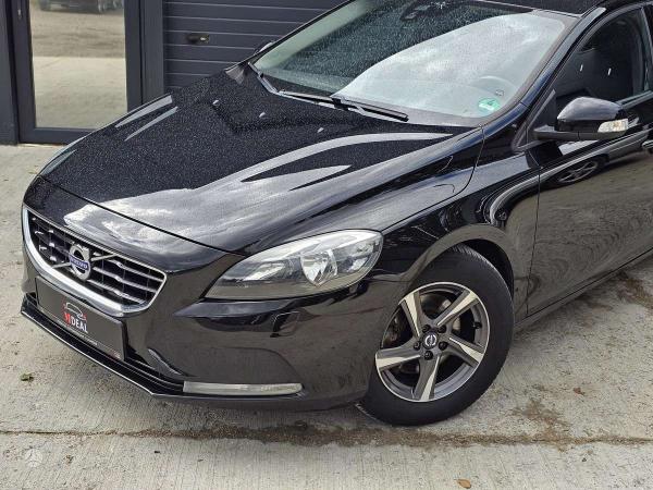 Black Volvo V40 2015 in Utena, with an engine capacity of 1.56 L and mileage of 281 thousand km for 4550 €, photo 5 on AUTOMOTO.COM.LV
