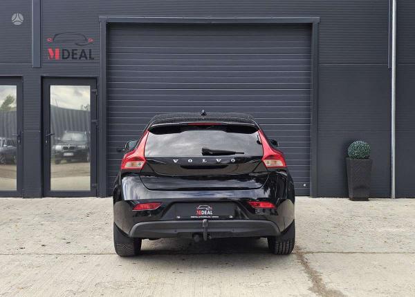 Black Volvo V40 2015 in Utena, with an engine capacity of 1.56 L and mileage of 281 thousand km for 4550 €, photo 7 on AUTOMOTO.COM.LV