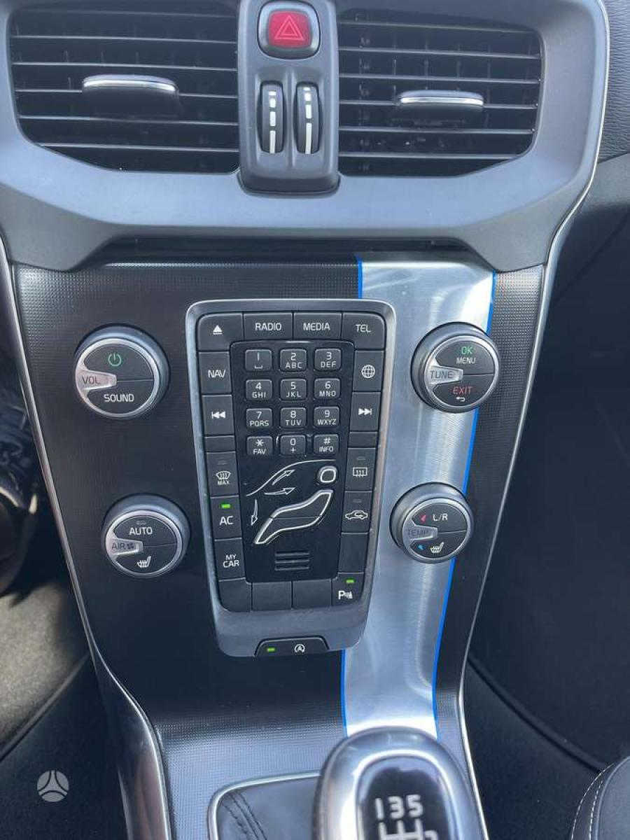 Black Volvo V40 2015 in Kaunas, with an engine capacity of 1.97 L and mileage of 258 thousand km for 5950 €, photo 23 on AUTOMOTO.COM.LV