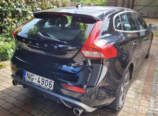 Melns Volvo V40 2015 Rīga, ar dzinēja tilpumu 2.00 L un nobraukumu 248 tūkst. km par 7200 €, foto 4 vietnē AUTOMOTO.COM.LV