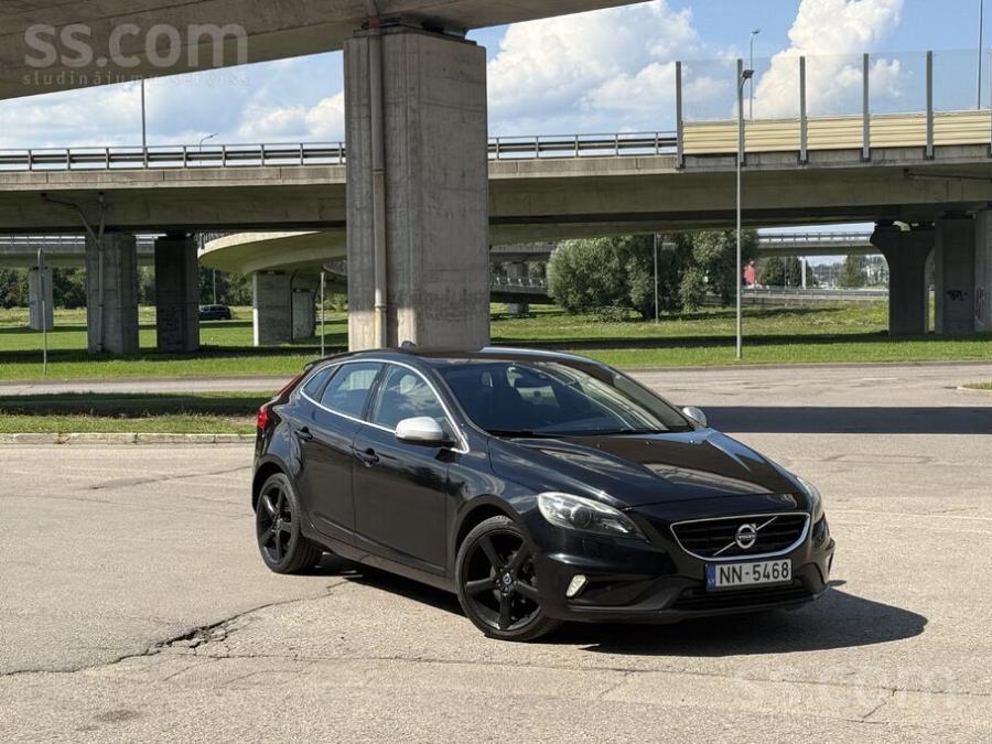 Black Volvo V40 2015 in Riga, with an engine capacity of 2.00 L and mileage of 190 thousand km for 7300 €, photo 1 on AUTOMOTO.COM.LV