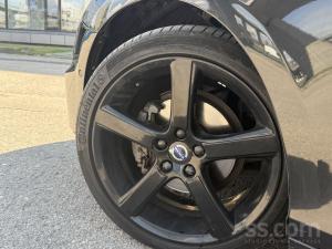 Black Volvo V40 2015 in Riga, with an engine capacity of 2.00 L and mileage of 190 thousand km for 7300 €, photo 3 on AUTOMOTO.COM.LV
