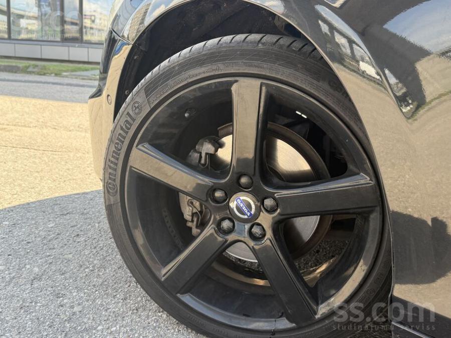 Black Volvo V40 2015 in Riga, with an engine capacity of 2.00 L and mileage of 190 thousand km for 7300 €, photo 3 on AUTOMOTO.COM.LV