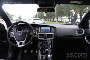 Black Volvo V40 2015 in Riga, with an engine capacity of 2.00 L and mileage of 190 thousand km for 7300 €, photo 9 on AUTOMOTO.COM.LV