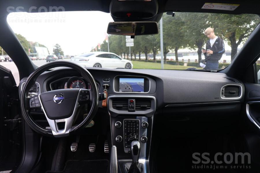 Black Volvo V40 2015 in Riga, with an engine capacity of 2.00 L and mileage of 190 thousand km for 7300 €, photo 9 on AUTOMOTO.COM.LV