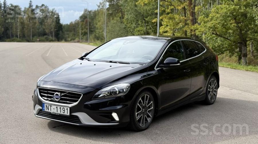Melns Volvo V40 2015 Madona, ar dzinēja tilpumu 2.00 L un nobraukumu 221 tūkst. km par 6950 €, foto 1 vietnē AUTOMOTO.COM.LV