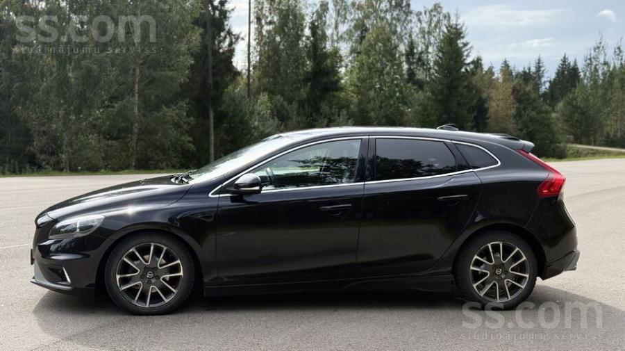 Melns Volvo V40 2015 Madona, ar dzinēja tilpumu 2.00 L un nobraukumu 221 tūkst. km par 6950 €, foto 3 vietnē AUTOMOTO.COM.LV