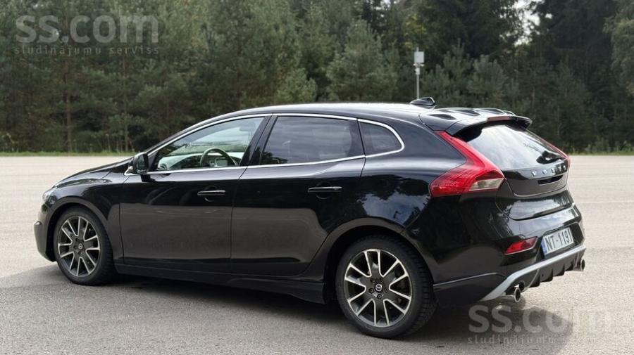 Melns Volvo V40 2015 Madona, ar dzinēja tilpumu 2.00 L un nobraukumu 221 tūkst. km par 6950 €, foto 4 vietnē AUTOMOTO.COM.LV